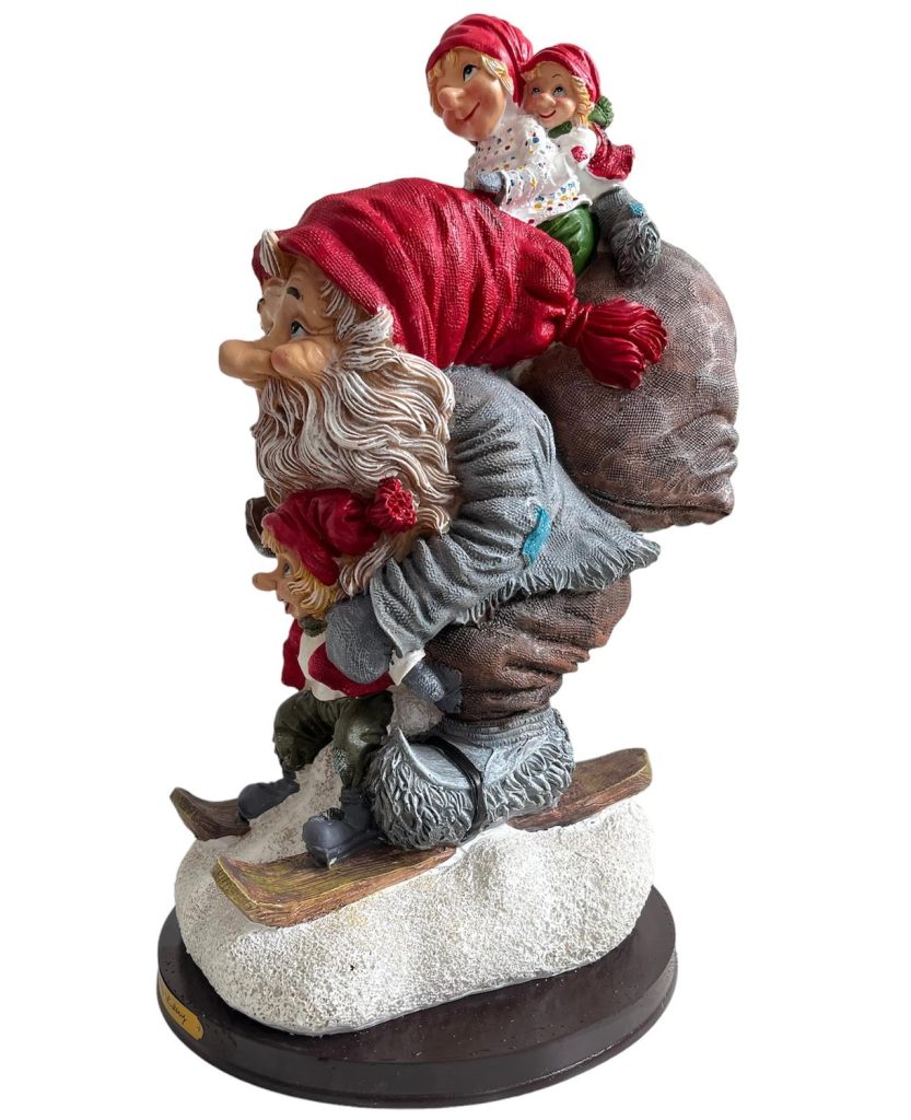 Stor Tomte åker skidor med barnen 39 cm hög 1000 ex design Rolf Lidberg - Glasprinsen